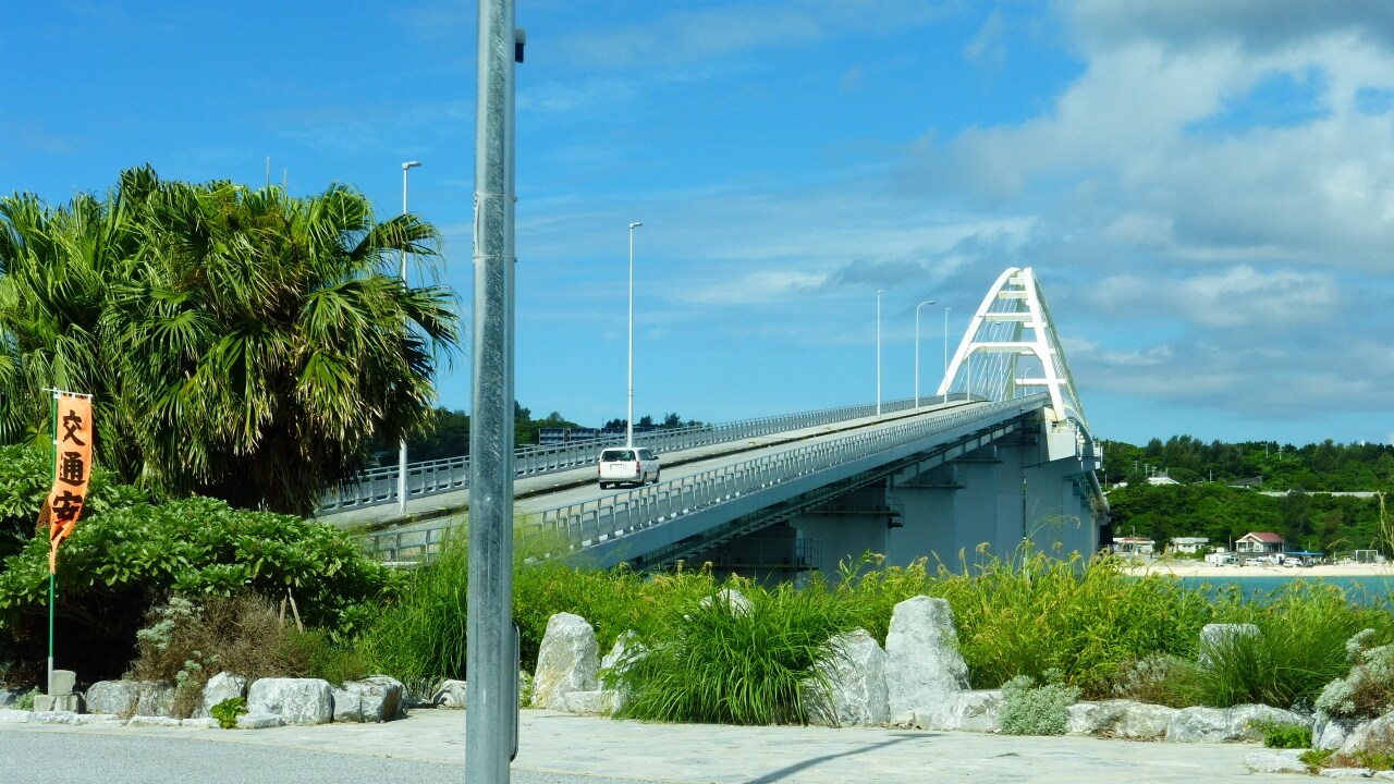 瀬底大橋- 沖縄本島（美ら海・本部・今帰仁エリア）の観光スポット | 沖縄トリップ | 現地ガイド厳選アクティビティ・ツアー予約はこちら