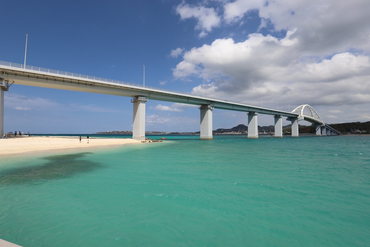 瀬底大橋- 沖縄本島（美ら海・本部・今帰仁エリア）の観光スポット | 沖縄トリップ