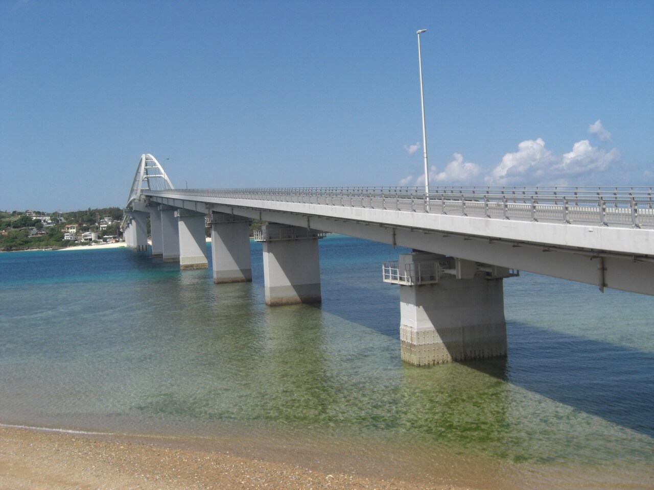 瀬底大橋- 沖縄本島（美ら海・本部・今帰仁エリア）の観光スポット | 沖縄トリップ | 現地ガイド厳選アクティビティ・ツアー予約はこちら